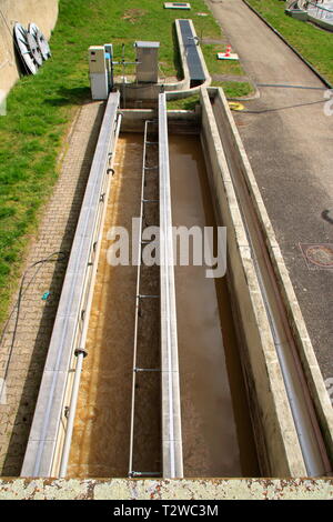 Sand- und Fettfang im Zulauf der Kläranlage belüftet Stockfotografie ...