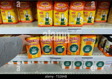 Mehl Packungen im Supermarkt Stockfoto, Bild: 150101159 - Alamy