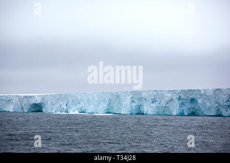 A574 tabular Iceberg aus den South Shetland Inseln in der Bransfield ...