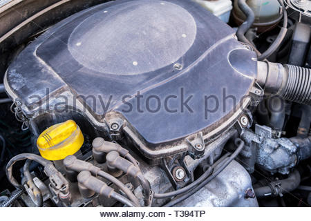 Motorraum & Bauteile unter der Motorhaube eines BMW X1 Sdrive18d Diesel ...