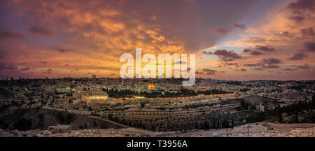 Ein Panoramablick auf Jerusalem vom Ölberg aus, mit Blick auf wichtige ...
