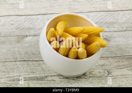 Gebeizt baby Mais in der Schüssel Stockfoto, Bild: 230870663 - Alamy