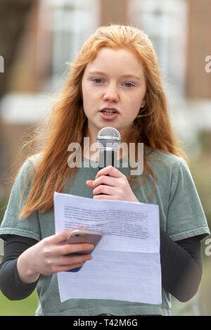 Bella Lack, junge Aktivistin, spricht auf einer Stop Trophäenjagd und ...