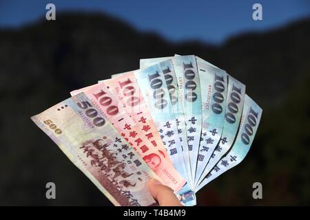Neue Taiwan Dollar Wahrung Hand NTD Munzen Stockfotografie Alamy