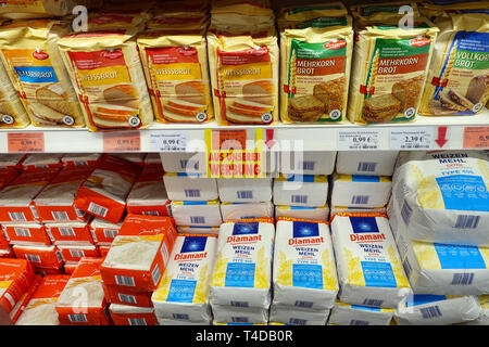Mehl Packungen im Supermarkt Stockfoto, Bild: 150101159 - Alamy