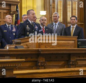 Major General Thomas Carden, der Adjutant General von Georgien, begrüßt ...
