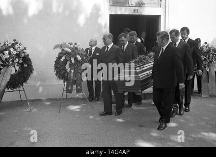 Begräbnis des deutschen Philosophen Martin Heidegger am 28. Mai 1976 in ...