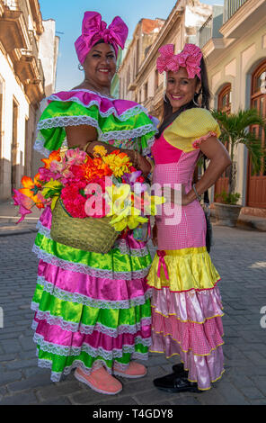 Kubanische Frauen in traditioneller Kleidung, Plaza De La Catedral ...