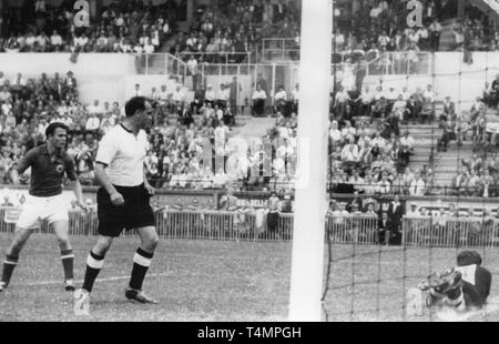 Deutschen Torwart Toni Turek (l) taucht vergeblich für den Ball während ...