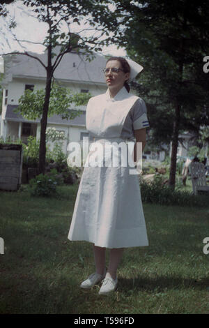 1950-historische-eine-weibliche-und-eine-m-nnliche-krankenschwester