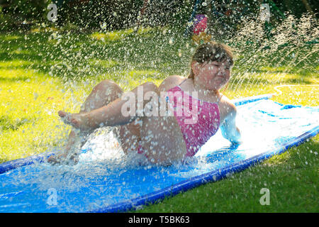 Kind auf Rutsche im Aquapark. Sommerurlaub Stockfoto, Bild: 47849976 ...