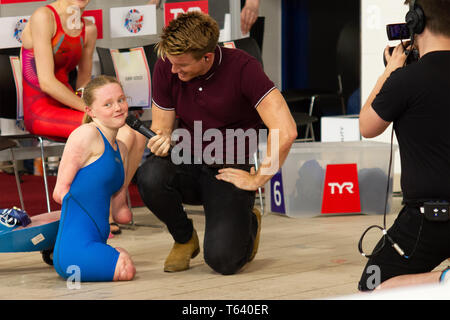 Die britische Ellie Challis mit ihrer Goldmedaille für die Frauen-50m ...