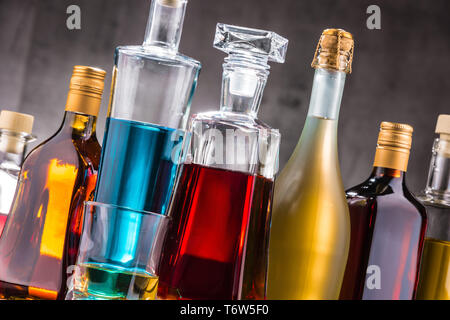 Zusammensetzung mit Flaschen verschiedene alkoholische Getränke und ...