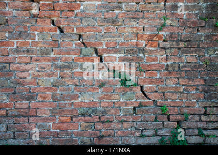Risse im Mauerwerk. Tiefen Riss in einer Wand Stockfoto, Bild ...