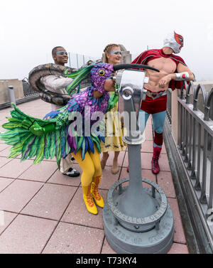 Darsteller von LUZIA, die vom Cirque du Soleil in Mexiko inspiriert ...