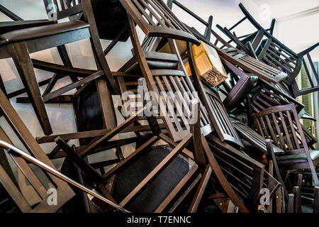 Antike Möbel Lager Stuhl Tisch Schrank Sideboard Stockfotografie - Alamy