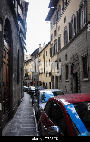 Gasse in Florenz Italien. Die Skybridge bietet Zugriff zwischen den ...