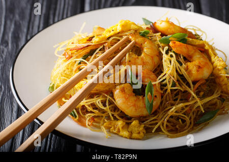 Chinesisches Essen - gebratene Nudeln mit Garnelen und Knoblauch ...