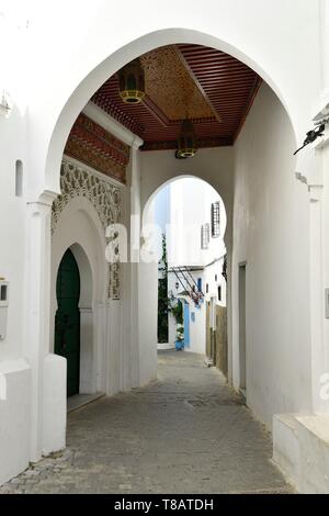 Marokko, Tanger Tetouan region, Tanger, engen Straße auf die Altstadt ...