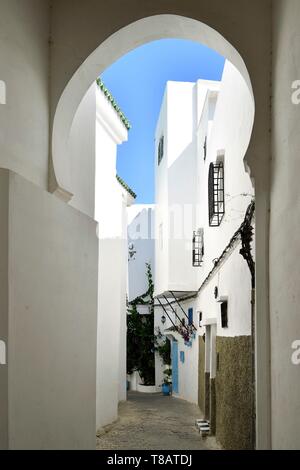 Marokko, Tanger Tetouan region, Tanger, engen Straße auf die Altstadt ...