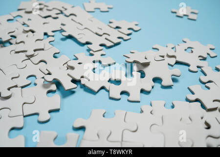 Haufen von weißes leeres Puzzle Stücke Hintergrund Stockfoto, Bild ...