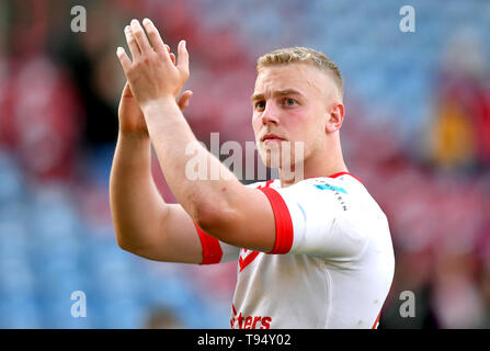 St Helen's Jack Ashworth begrüßt die Fans am Ende der Coral Challenge ...
