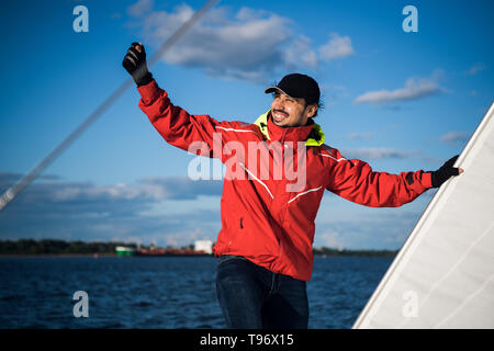 Mann-Skipper setzt Segel Segelboot. Luxus-Yacht Stockfotografie - Alamy