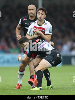 Alex Mitchell von Northampton Saints wird von Munsters Tom Ahern (links ...