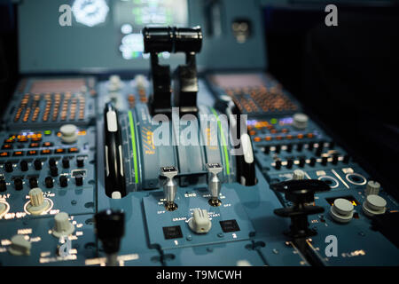 Jet Flugzeug Cockpit-Ausrüstung mit verschiedenen Indikatoren, Knöpfe ...