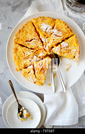 Blick von oben leckere Zitronenkuchen mit Zucker in der Pfanne auf ...