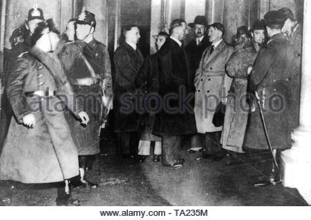 Sepp Dietrich, Joseph Goebbels und Adolf Hitler auf dem Flughafen ...