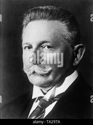 Partei Vorsitzender der DNVP (Deutsche Nationale Volkspartei) und ...