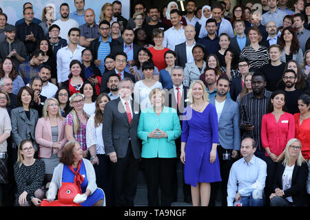 Rostock, Deutschland. 23 Mai, 2019. Am Ende ihres Besuchs in dem ...