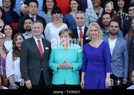 Rostock, Deutschland. 23 Mai, 2019. Am Ende ihres Besuchs in dem ...