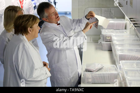 Rostock, Deutschland. 23 Mai, 2019. Am Ende ihres Besuchs in dem ...