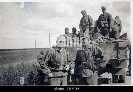 Waffen SS Männer 5. SS-Wiking hinter getarnten 75mm Anti-Tank Gewehr an ...