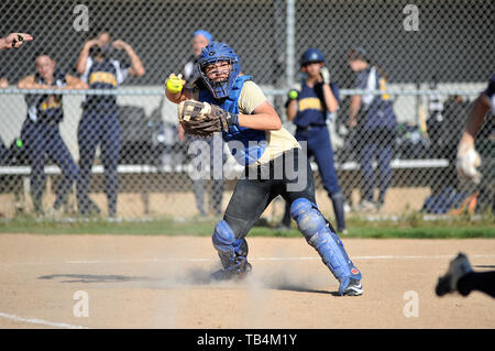 Catcher fielding einen Bauch vor der Home Plate und werfen die erste ...