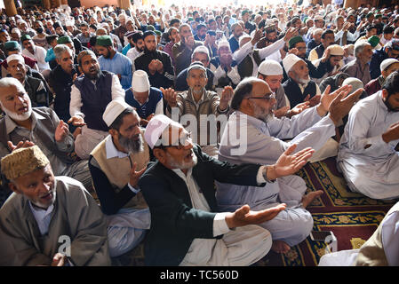 Kashmiri muslimische Verehrer bieten Gebete vor Eid-ul-Fitr Gebet in ...