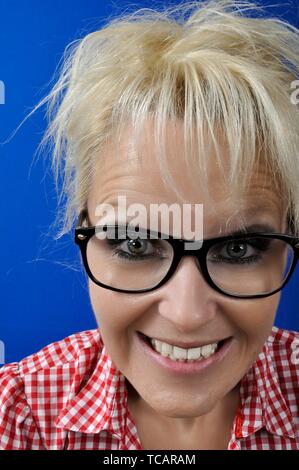 Schöne blonde Frau trägt Brille feiert verrückt und verrückt für den ...
