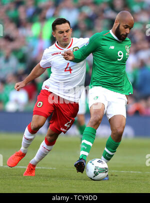 Gibraltars Jack Sergeant und der irische Jamie McGrath (rechts) kämpfen ...