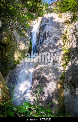Schöne kleine Wasserfall Sentonina Staza auf Sentonas Trail im Wald ...