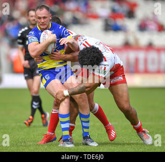 Warrington Wolves Ben Currie wird während des Viertelfinales des ...