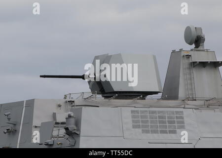 Ein OTO Melara (Otobreda) 76mm Marinegeschütz, die Hauptwaffe auf FGS ...