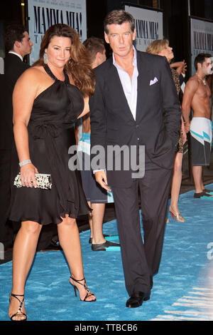 Keely Shaye Smith und Pierce Brosnan nehmen am STAND UP des Natural ...