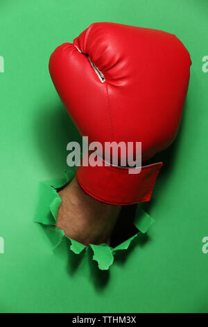 Hand im Boxhandschuh Papier Durchgangsbohrung Stockfotografie - Alamy