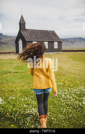 Die berühmte Schwarze Kirche von Budir in Island. Es ist das einzige ...
