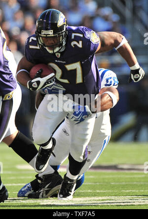 Baltimore Ravens läuft zurück Ray Rice (27) Sprints in das offene Feld ...
