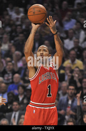 Chicago Bulls guard Derrick Rose (L) klatscht Zentrum Keith Bogans auf ...