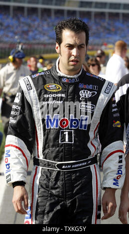 Rennfahrer SAM Hornish jr geht hinunter Grube Straße an der NASCAR Coca ...