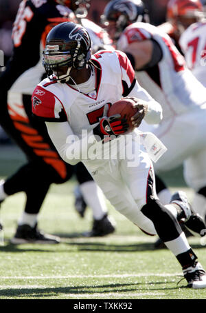 Atlanta Falcons Quarterback Michael Vick wird durch die New Orleans ...